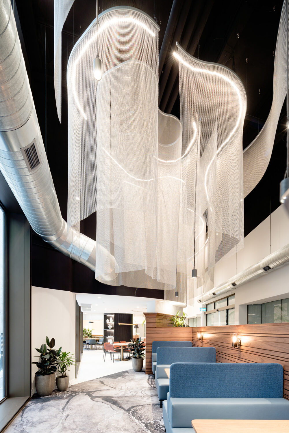 Gateway Business Lounge | Hot Black