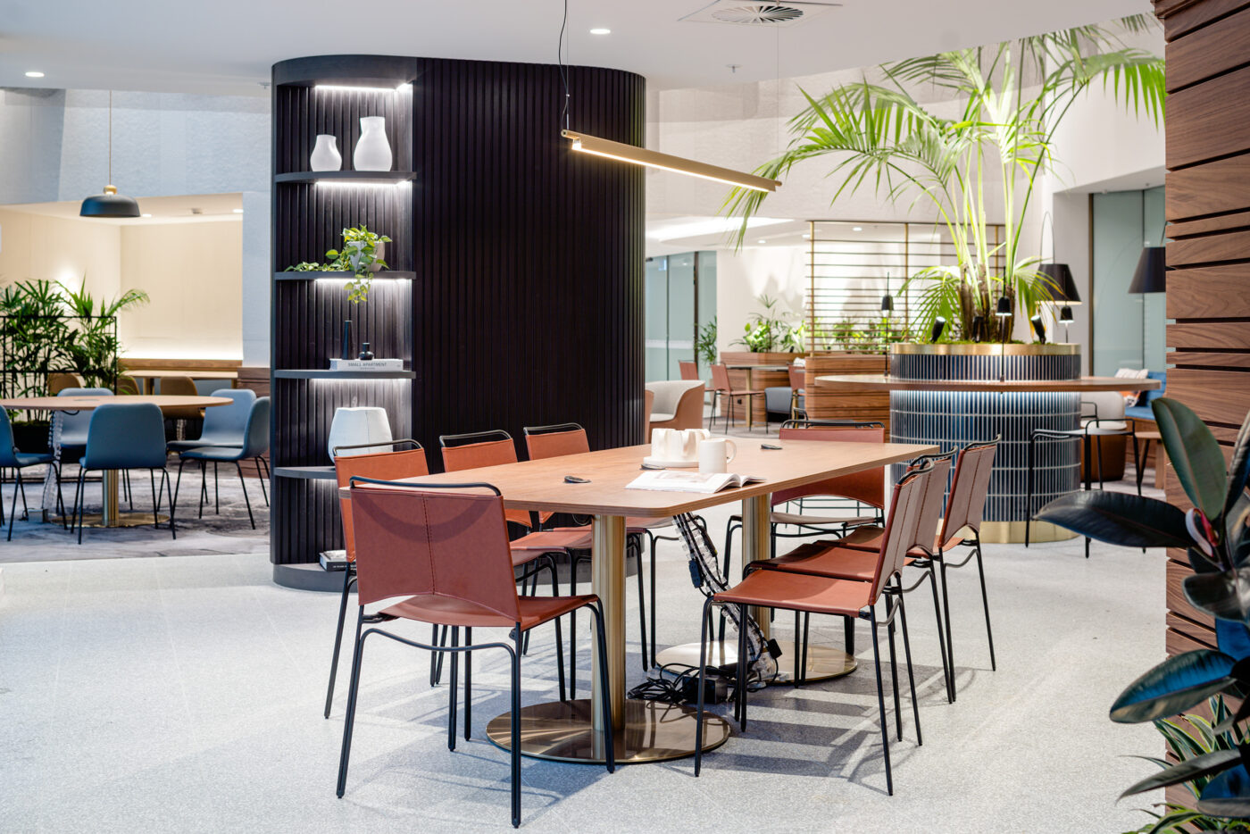 Gateway Business Lounge | Hot Black